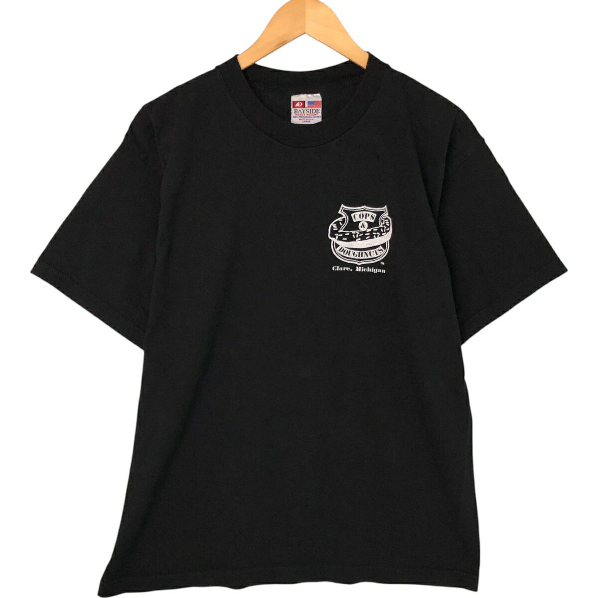 商品詳細 ブランド・BAYSIDE・ 特徴・クルーネック(丸首)・半袖・両面プリント・COPS&DOUGHNUTS・ モデル/形状・HEAVY WEIGHT・アドバタイジングTシャツ・ 素材・コットン:100%・ 色・ブラック系 黒色・ 柄...