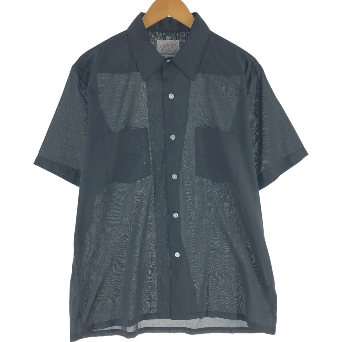 商品詳細 ブランド・golden key・ 特徴・レギュラーカラー・半袖・襟芯入り・ボックスシャツ・ヴィンテージ・ モデル/形状・半袖 ボックスシャツ・ 素材・ポリエステル:65%・コットン:35%・ 色・ブラック系 黒色・ 柄・無地・ 生...