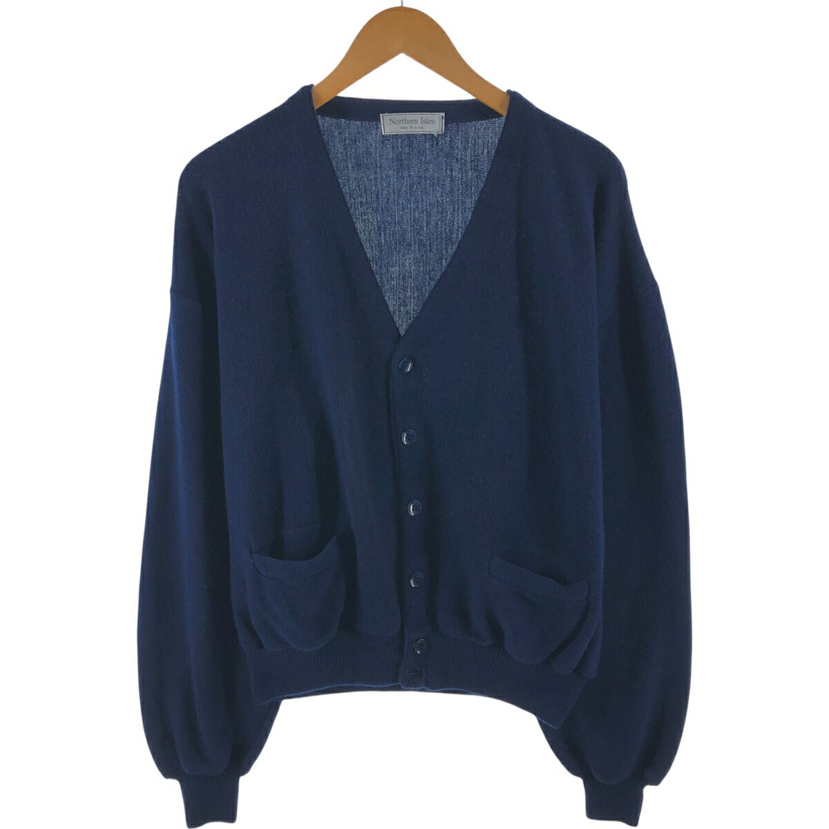 商品詳細 ブランド・Northern Iales・ 特徴・長袖・短丈ショート丈・ モデル/形状・ニットカーディガン・ 素材・不明・ 色・ネイビー系 紺色・ 柄・無地・ 生産国・USA製・ 年代 サイズ・メンズXL・表記サイズ:不明・着丈:5...