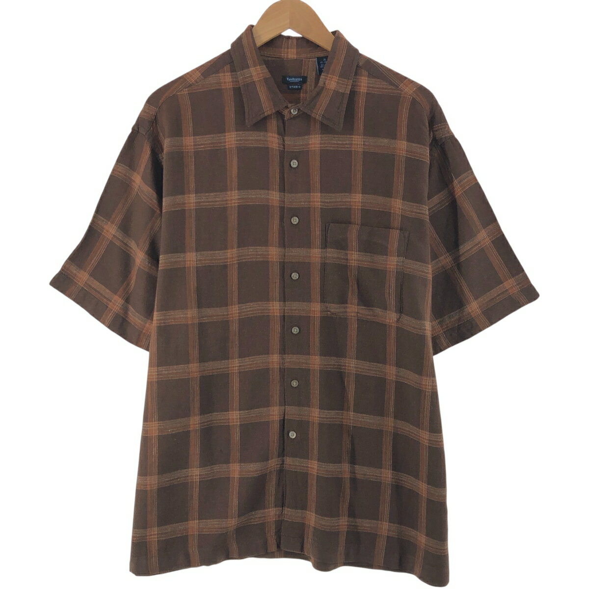 商品詳細 ブランド・Van Heusen・ヴァンヒューゼン・ 特徴・レギュラーカラー・半袖・ボックスシャツ・襟芯入り・ モデル/形状・STUDIO・半袖 リネンシャツ・ 素材・リネン:55%・レーヨン:45%・ 色・ブラウン系 茶色・ 柄・...