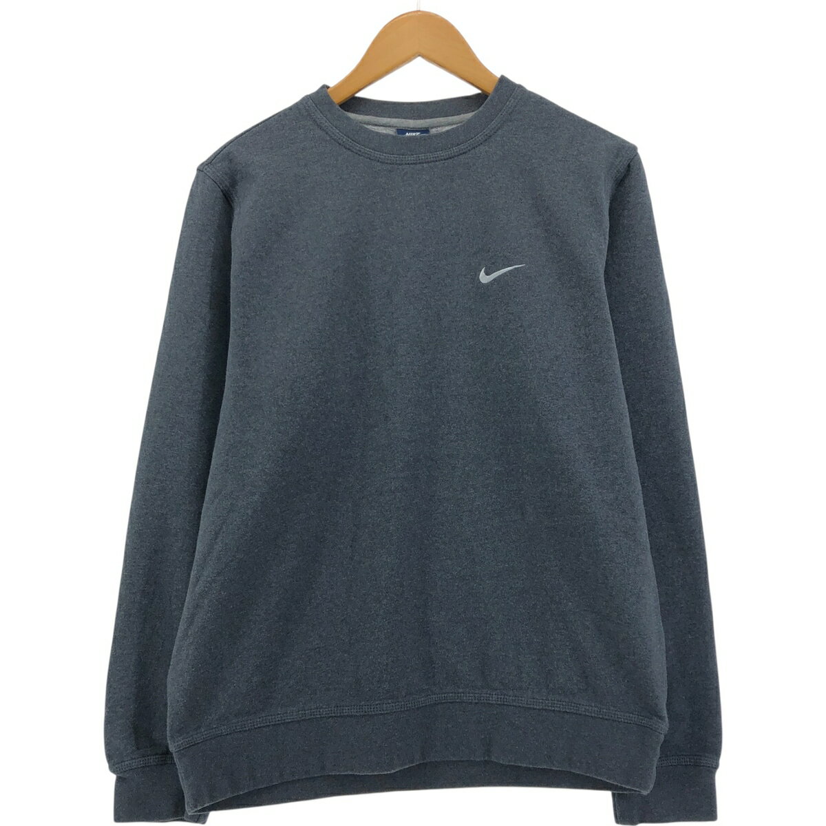 商品詳細 ブランド・NIKE・ナイキ・ 特徴・クルーネック(丸首)・長袖・ モデル/形状・ワンポイントロゴスウェットシャツ トレーナー・ 素材・コットン:80%・ポリエステル:20%・ 色・グレー系 灰色・ 柄・無地・ワンポイント・ 生産国...