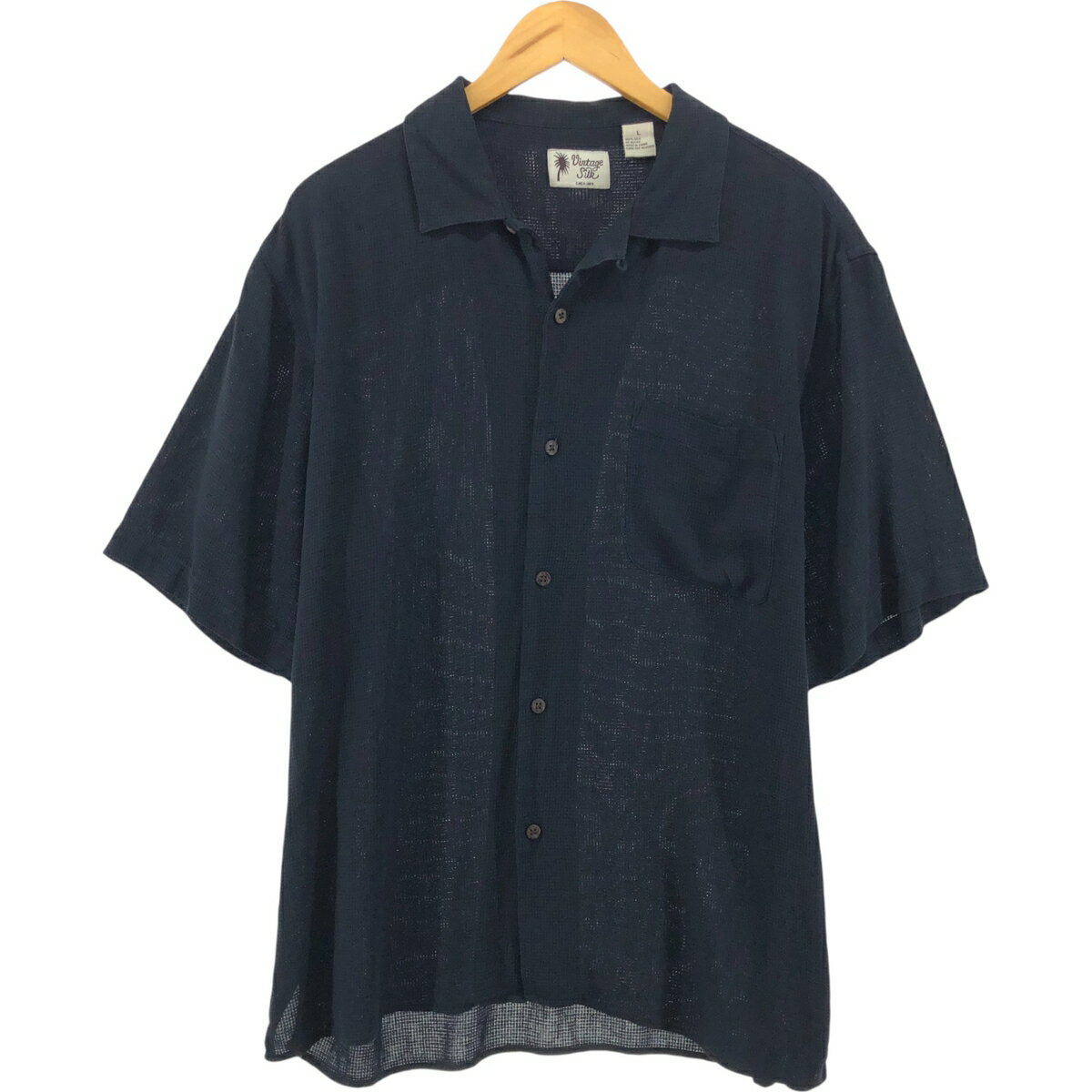 商品詳細 ブランド・Vintage Silk・ 特徴・オープンカラー・半袖・ボックスシャツ・ モデル/形状・半袖 オープンカラー シルクシャツ・ 素材・シルク:100%・ 色・ブラック系 黒色・ 柄・無地・ 生産国・中国製・ 年代 サイズ・...