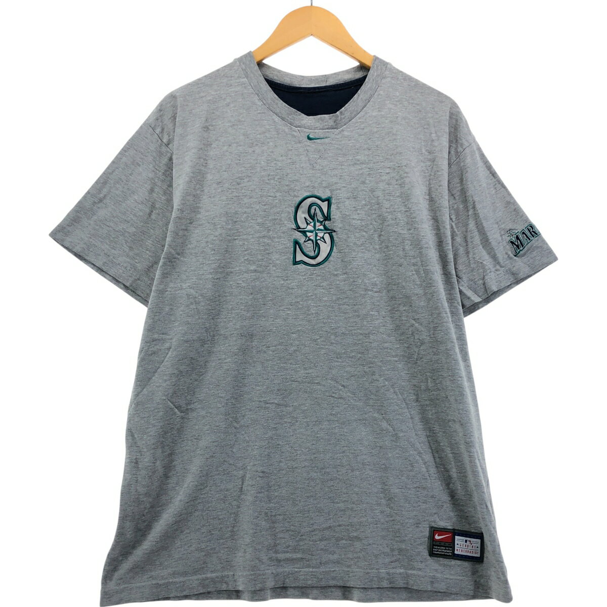 商品詳細 ブランド・NIKE・ナイキ・ 特徴・クルーネック(丸首)・半袖・MLB SEATTLE MARINERS シアトルマリナーズ・前Vガゼット・ モデル/形状・TEAM・スポーツTシャツ・ 素材・コットン:90%・ポリエステル:10%...