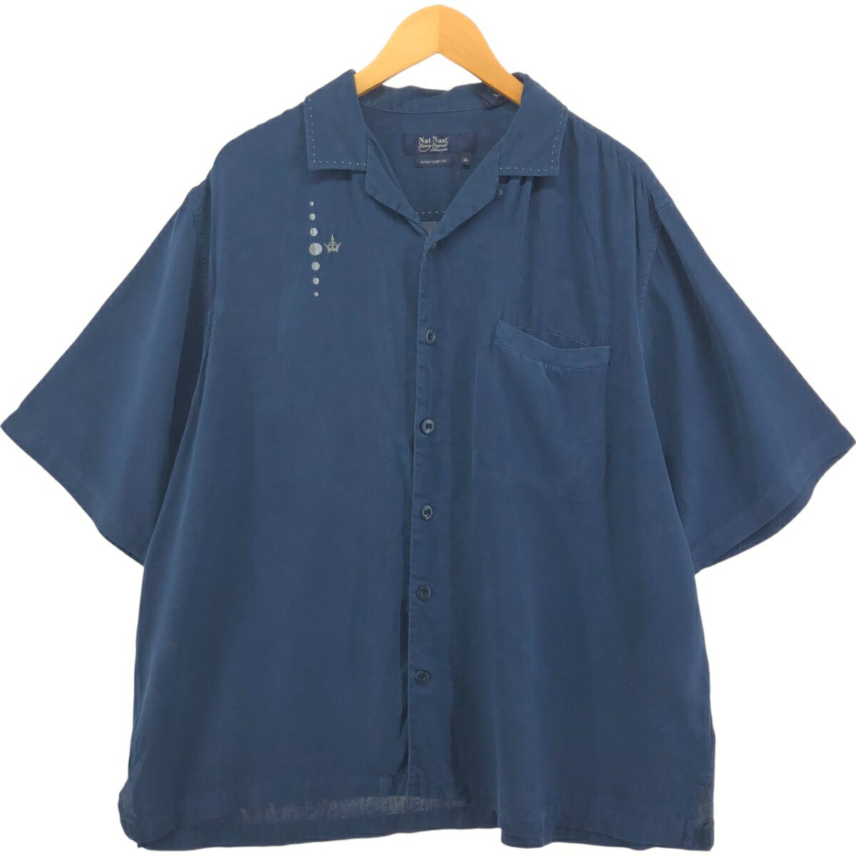 商品詳細 ブランド・Nat Nast・ 特徴・オープンカラー・半袖・ボックスシャツ・ モデル/形状・American fit・半袖 オープンカラー シルクシャツ・ 素材・シルク:100%・ 色・ネイビーブルー・ 柄・無地・ 生産国・中国製・...