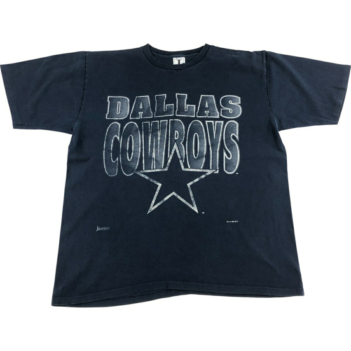 商品詳細 ブランド・JOSTENS SPORTSWEAR・ 特徴・クルーネック(丸首)・半袖・ヴィンテージ・シングルステッチ・ モデル/形状・NFL DALLAS COWBOYS ダラスカウボーイズ・ロゴプリントTシャツ・ 素材・コットン:...