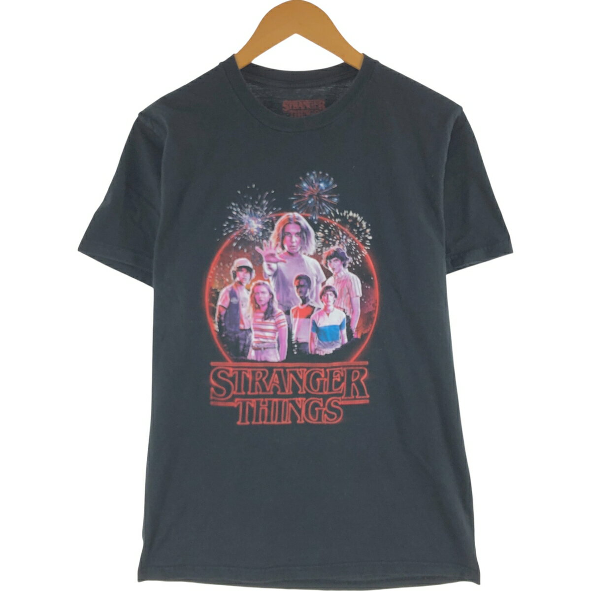 商品詳細 ブランド・UNKNOWN・ 特徴・クルーネック(丸首)・半袖・ モデル/形状・STRANGER THINGS ストレンジャーシングス・映画 ムービーTシャツ・ 素材・コットン:100%・ 色・ブラック系 黒色・ 柄・プリント・ 生...