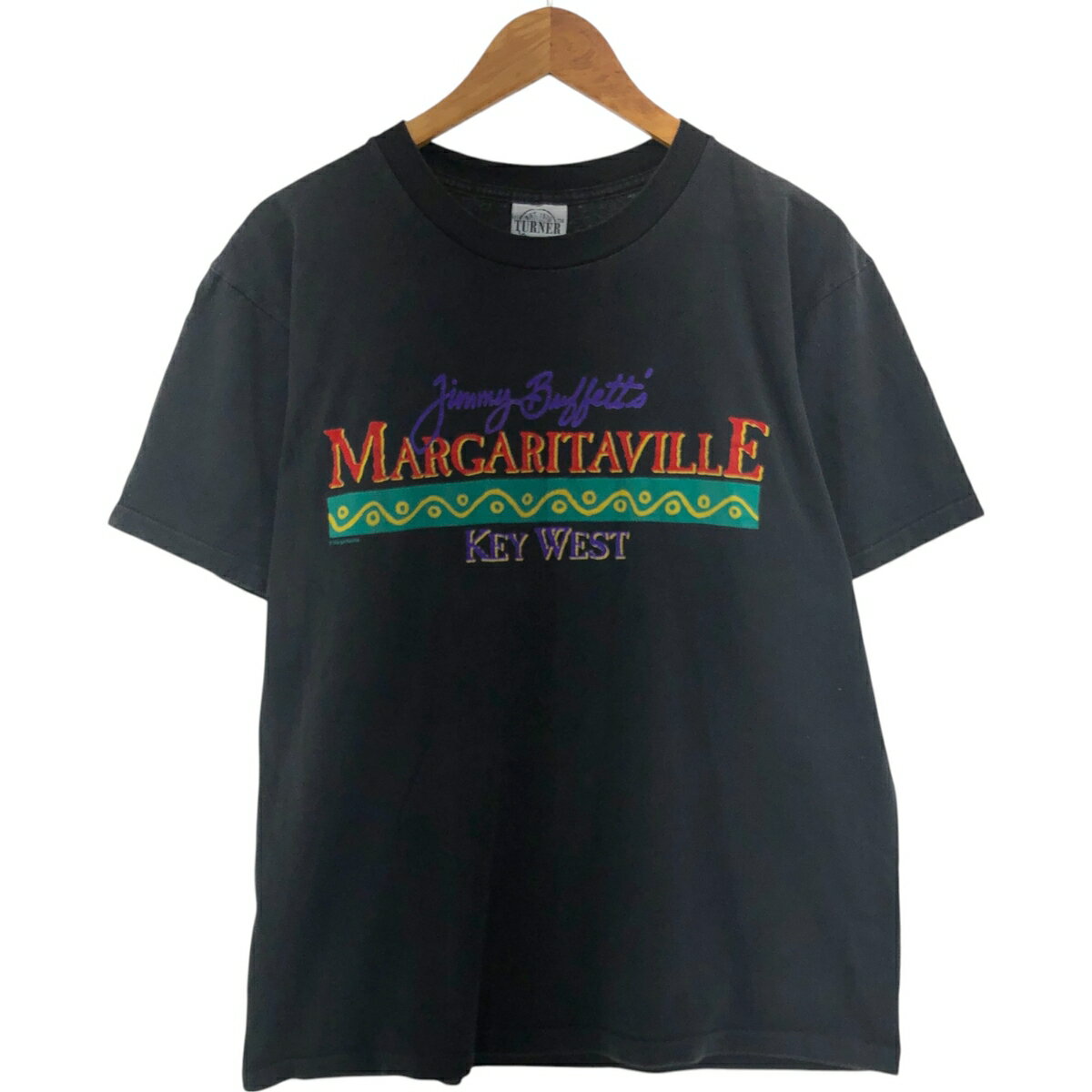 商品詳細 ブランド・TURNER・ターナー・ 特徴・クルーネック(丸首)・半袖・ モデル/形状・Jimmy Buffett ジミー バフェット・バンドTシャツ バンT・ 素材・コットン:100%・ 色・ブラック系 黒色・ 柄・プリント・ 生...