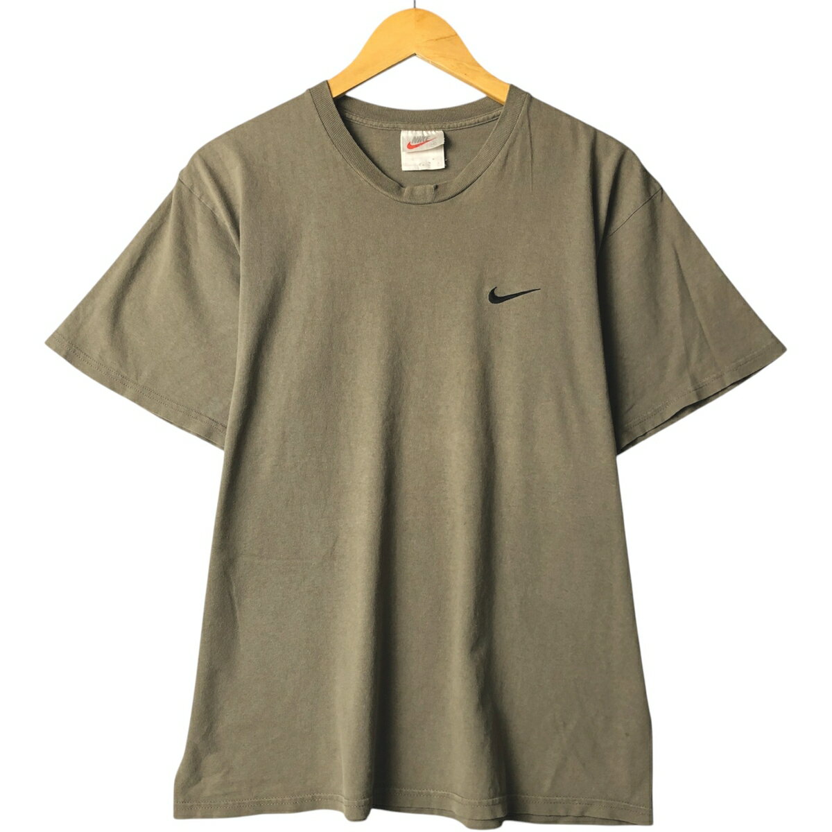 商品詳細 ブランド・NIKE・ナイキ・ 特徴・半袖・クルーネック(丸首)・ヴィンテージ・ モデル/形状・ワンポイントロゴTシャツ・ 素材・コットン:100%・ 色・グレー系 灰色・ 柄・ロゴ刺繍・ 生産国・不明・ 年代・90年代・ サイズ・...