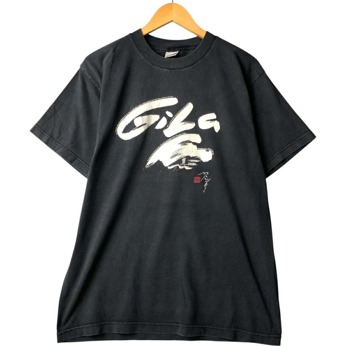 商品詳細 ブランド・MURINA・ 特徴・半袖・クルーネック(丸首)・両面プリント・フェード・ モデル/形状・プリントTシャツ・ 素材・コットン:100%・ 色・ブラック系 黒色・ 柄・プリント・ 生産国・USA製・ 年代 サイズ・メンズL...