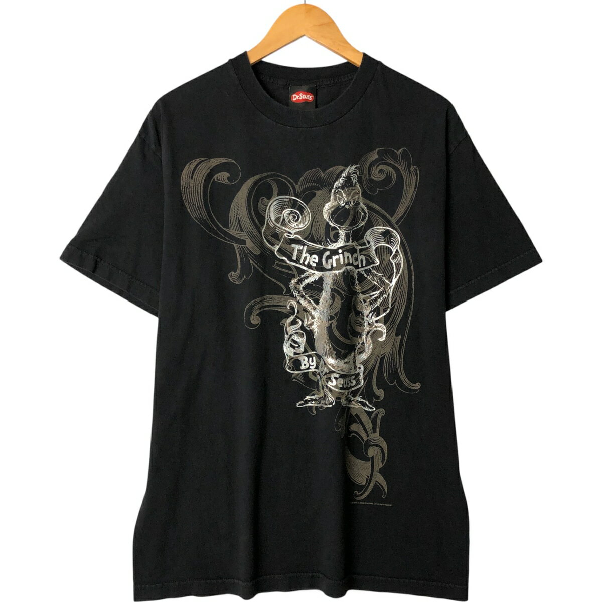 商品詳細 ブランド・ALSTYLE・アルスタイル・ 特徴・クルーネック(丸首)・半袖・ モデル/形状・Dr.Seuss The Grinch グリンチ・キャラクタープリントTシャツ・ 素材・コットン:100%・ 色・ブラック系 黒色・ 柄・...