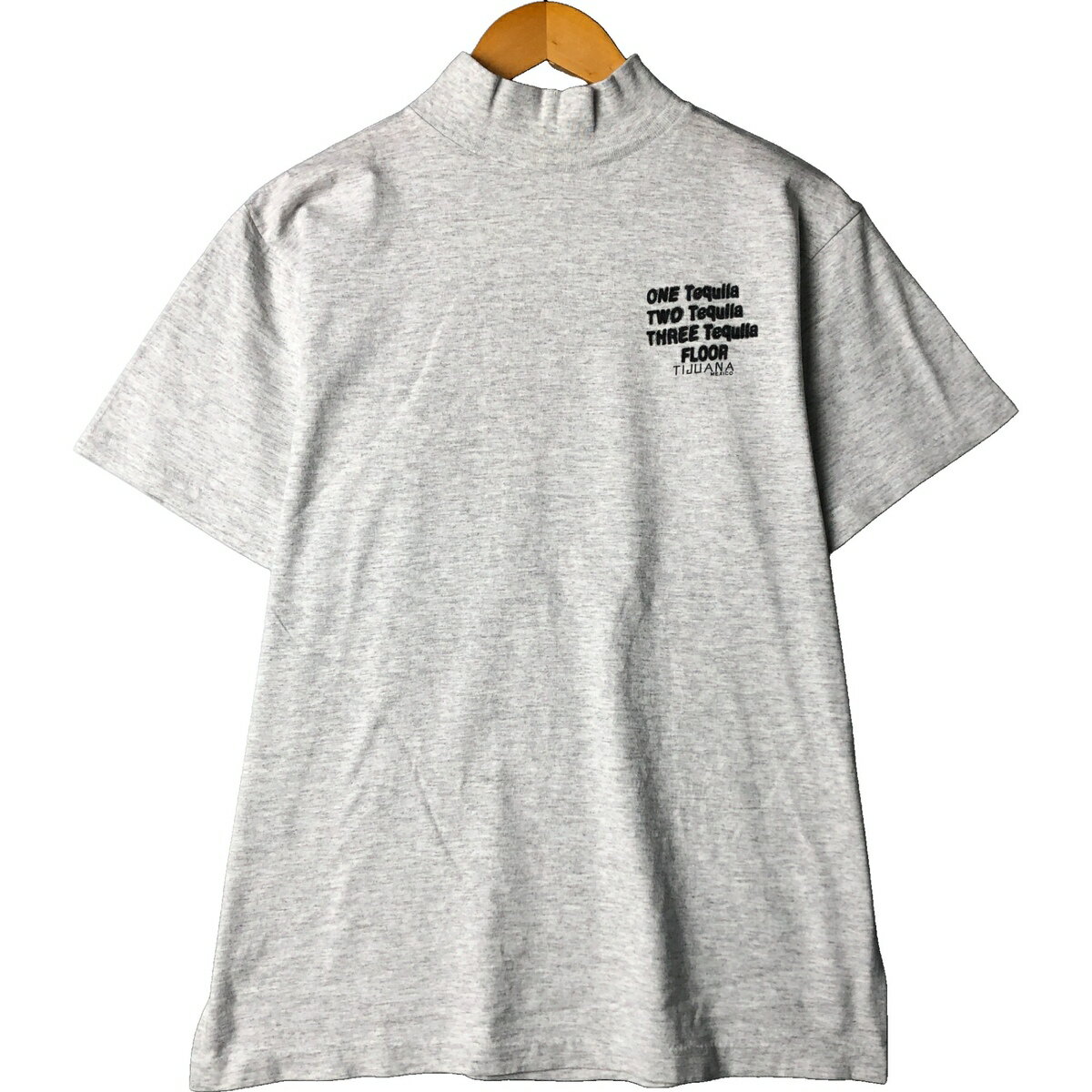 商品詳細 ブランド・Murina・ 特徴・半袖・ハイネック・両面プリント・シングルステッチ・ヴィンテージ・ モデル/形状・メッセージプリントTシャツ・ 素材・コットン:100%・ 色・グレー系 灰色・ 柄・プリント・ 生産国・USA製・ 年...