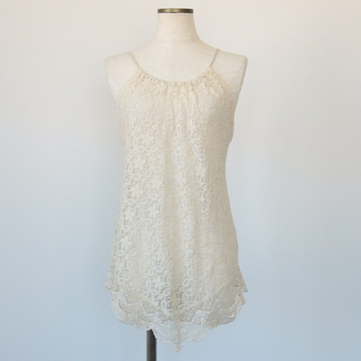 商品詳細 ブランド・LOST・ 特徴・総レース・スカラップ・短丈 ショート丈・ モデル/形状・キャミソール・ 素材・コットン:65%・ナイロン:35%・ 色・アイボリー・ 柄・無地・ 生産国・中国製・ 年代 サイズ・レディースS・表記サイズ...