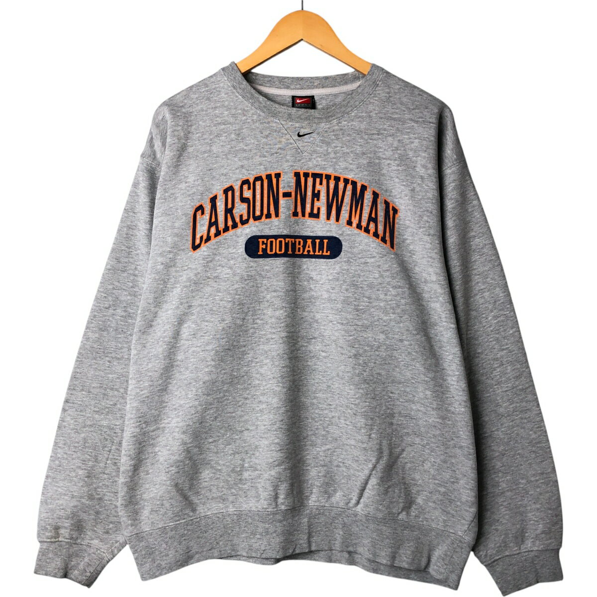 商品詳細 ブランド・NIKE・ナイキ・ 特徴・クルーネック(丸首)・長袖・前Vガゼット・ モデル/形状・TEAM・カレッジスウェットシャツ トレーナー・ 素材・コットン:75%・ポリエステル:25%・ 色・グレー系 灰色・ 柄・プリント・ワ...