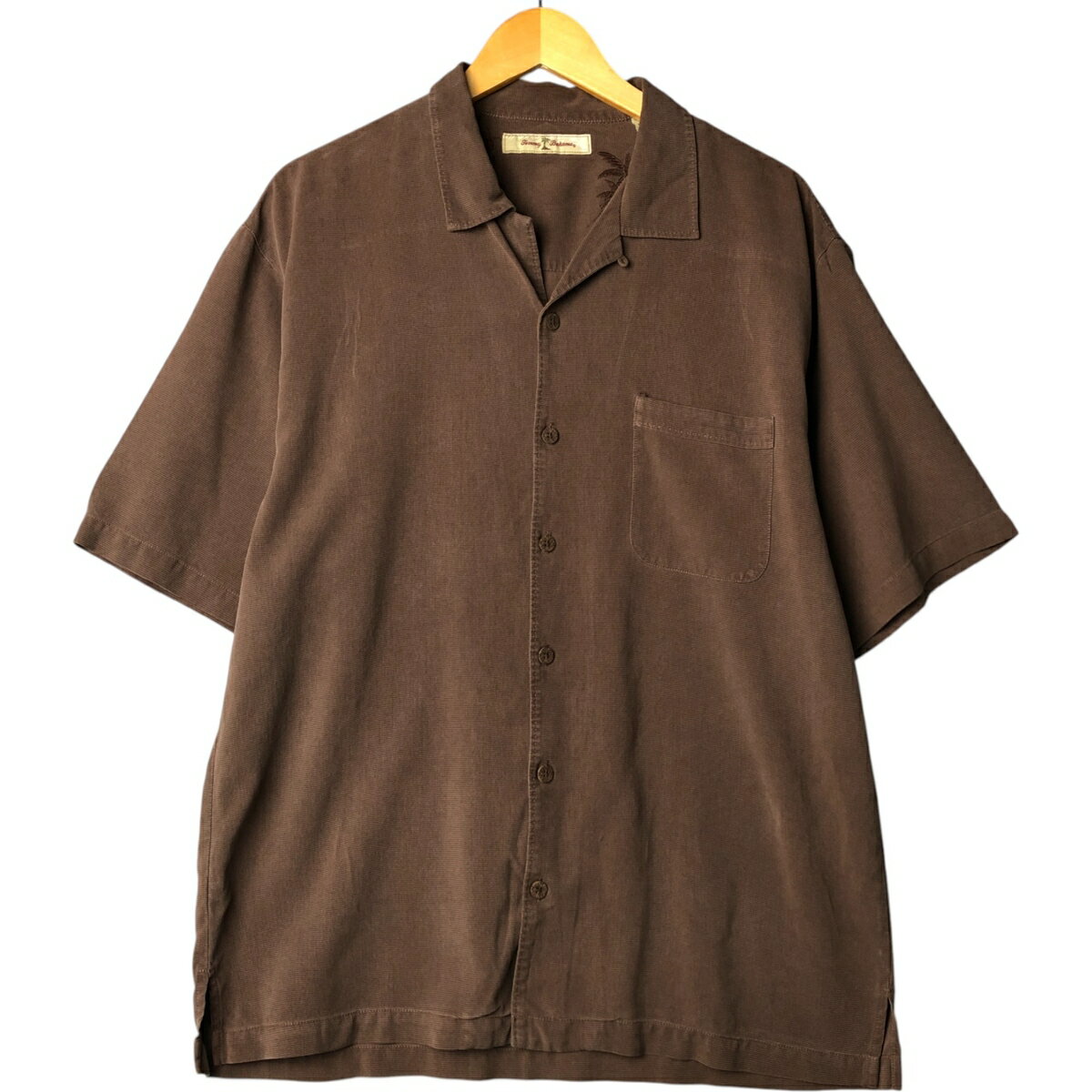 商品詳細 ブランド・Tommy Bahama・トミーバハマ・ 特徴・オープンカラー・半袖・ボックスシャツ・ モデル/形状・半袖 オープンカラー シルクシャツ・ 素材・シルク:100%・ 色・ブラウン系 茶色・ 柄・無地・刺繍・ロゴパッチ・ ...