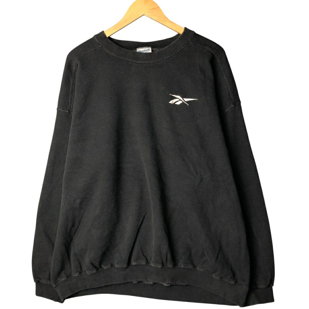 商品詳細 ブランド・Reebok・リーボック・ 特徴・クルーネック(丸首)・長袖・ モデル/形状・ワンポイントロゴスウェットシャツ トレーナー・ 素材・コットン:95%・ポリエステル:5%・ 色・ブラック系 黒色・ 柄・無地・ワンポイント・...