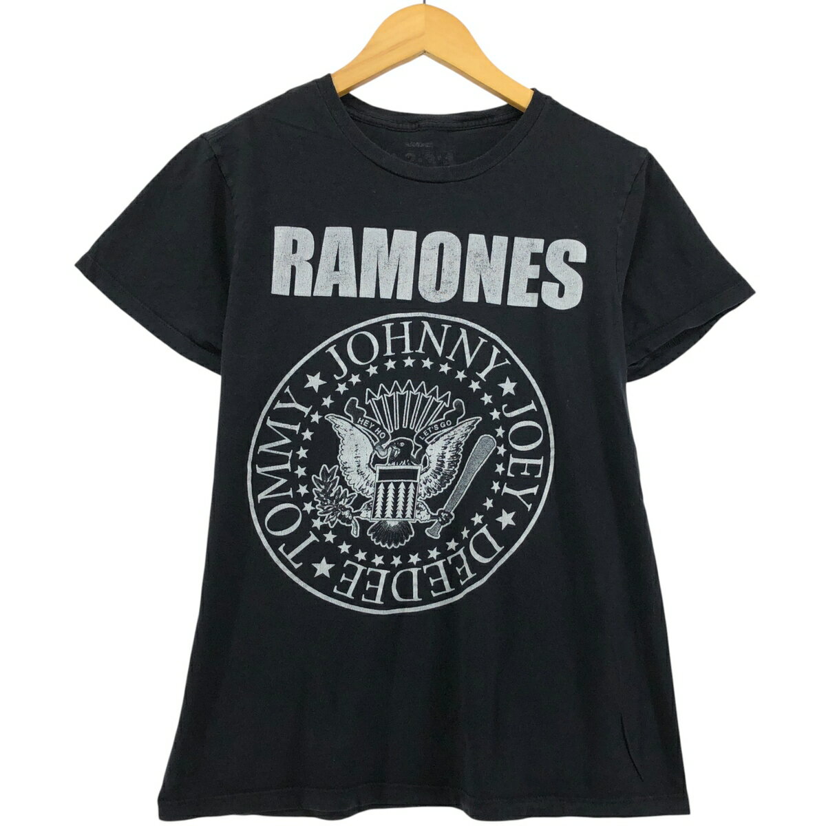 商品詳細 ブランド・UNKNOWN・ 特徴・クルーネック(丸首)・半袖・パンク・ モデル/形状・RAMONES ラモーンズ・バンドTシャツ バンT・ 素材・不明・ 色・ブラック系 黒色・ 柄・プリント・ 生産国・不明・ 年代 サイズ・メンズ...