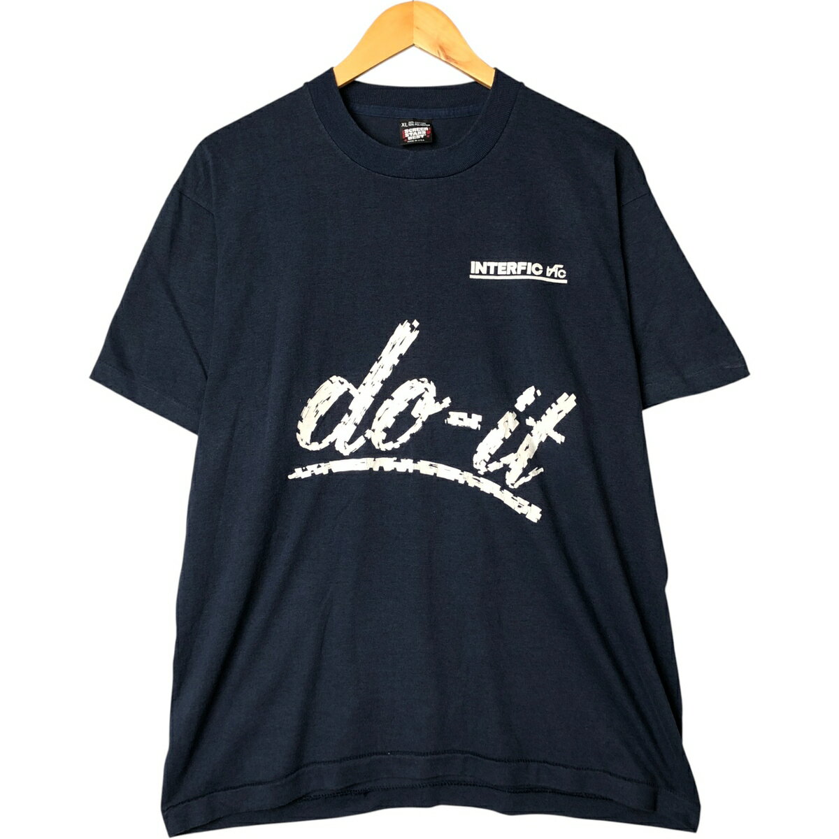 商品詳細 ブランド・SCREEN STARS・スクリーンスターズ・ 特徴・クルーネック(丸首)・半袖・ヴィンテージ・ モデル/形状・BEST・メッセージプリントTシャツ・ 素材・コットン:50%・ポリエステル:50%・ 色・ネイビー系 紺色...