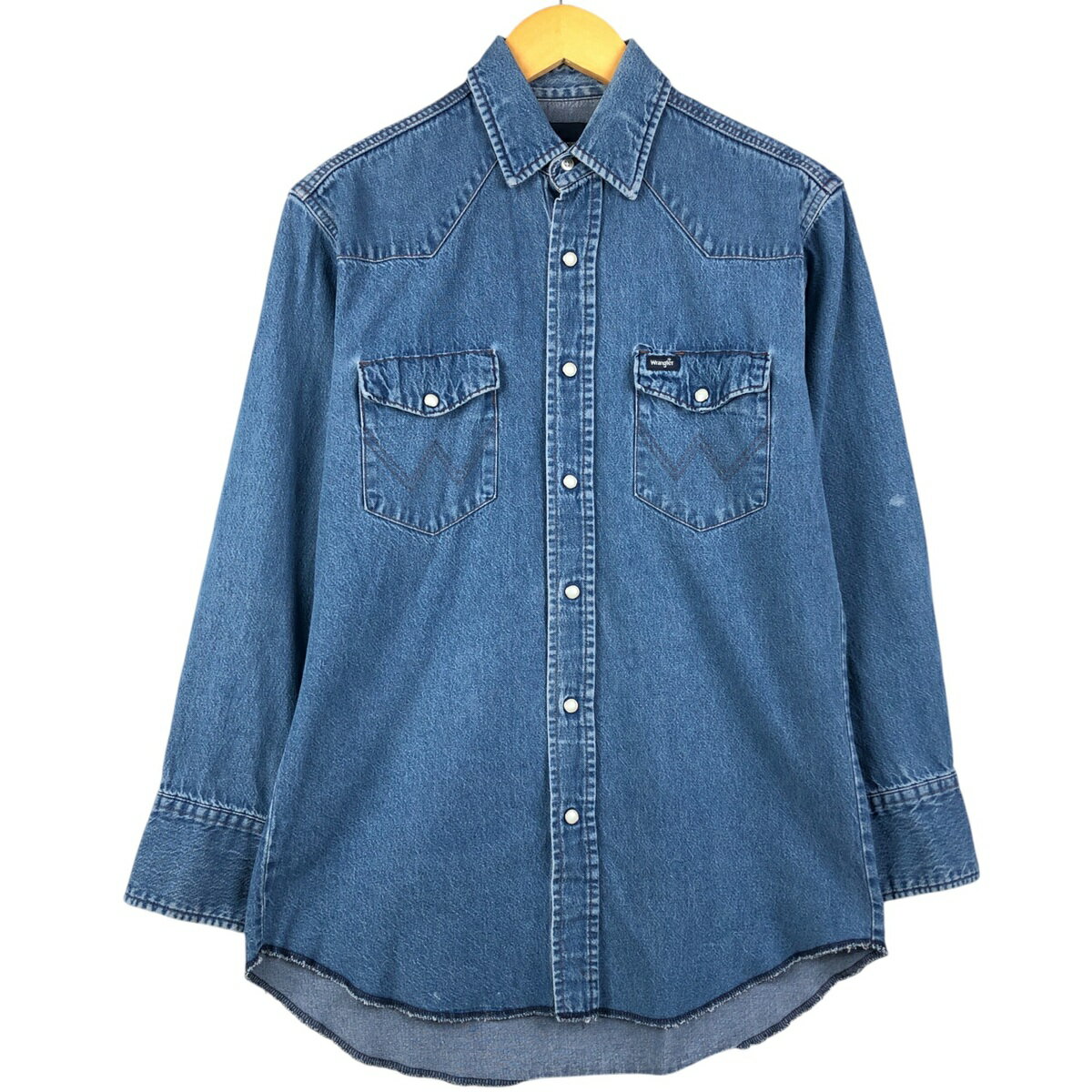 商品詳細 ブランド・Wrangler・ラングラー・ 特徴・長袖・レギュラーカラー・ウエスタンヨーク・スナップボタン・襟芯入り・ モデル/形状・長袖 デニムウエスタンシャツ・ 素材・不明・ 色・ブルー系 青色・ 柄・無地・ 生産国・不明・ 年...