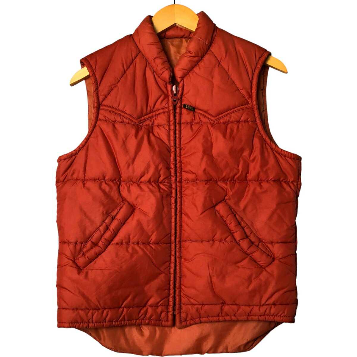 商品詳細 ブランド・Lee・リー・ 特徴・厚手・ヴィンテージ・フルジップ・ロケットタロン・ モデル/形状・中綿ベスト・ 素材・不明・ 色・オレンジ系・ 柄・無地・ 生産国・不明・ 年代・80年代・ サイズ・メンズM・表記サイズ:不明・着丈:...
