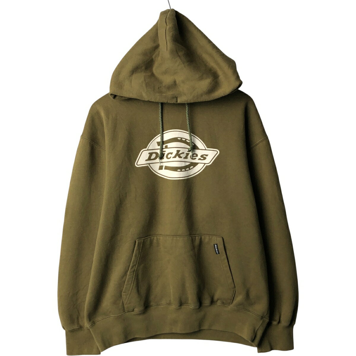 商品詳細 ブランド・Dickies・ディッキーズ・ 特徴・長袖・プルオーバー・ モデル/形状・スウェットプルオーバーパーカー・ 素材・コットン:50%・ポリエステル:50%・ 色・カーキ系 セージグリーン・ 柄・ロゴプリント・ロゴパッチ・ ...