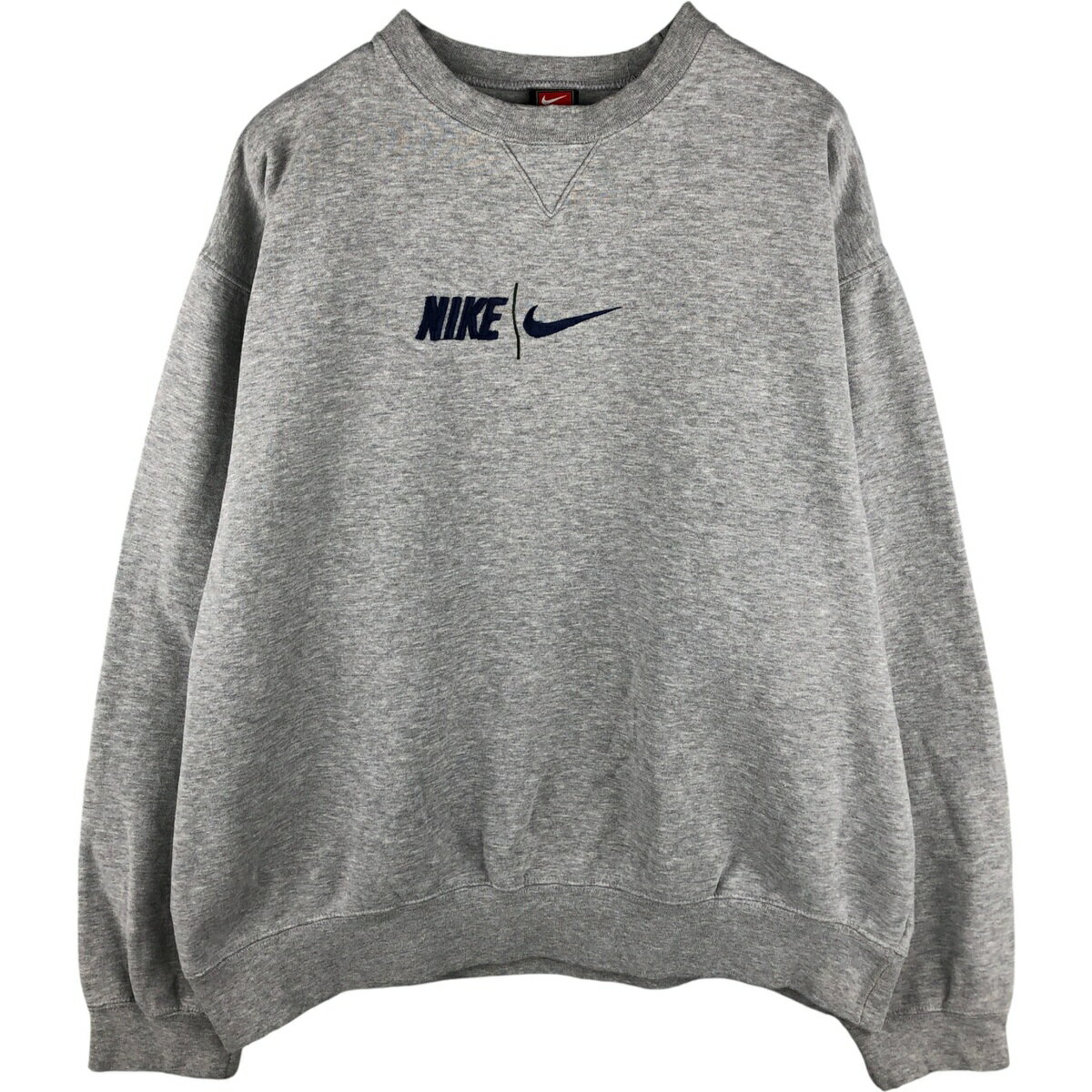 商品詳細 ブランド・NIKE・ナイキ・ 特徴・クルーネック(丸首)・長袖・前Vはめ込みガゼット・ モデル/形状・TEAM・カレッジスウェットシャツ トレーナー・ 素材・コットン:70%・ポリエステル:30%・ 色・グレー系 灰色・ 柄・刺繍...
