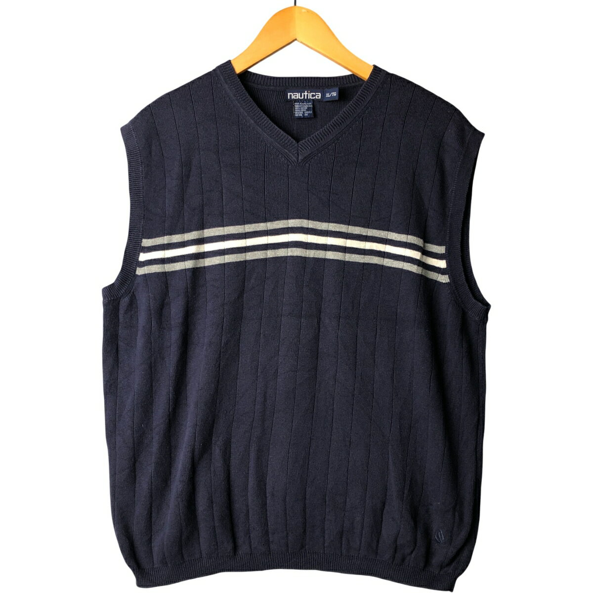 商品詳細 ブランド・NAUTICA・ノーティカ・ 特徴・薄手・ヴィンテージ・Vネック・ モデル/形状・Vネック コットンニットベスト・ 素材・コットン:100%・ 色・ネイビー系 紺色・ 柄・無地・ライン入り・ 生産国・香港製・ 年代・90...