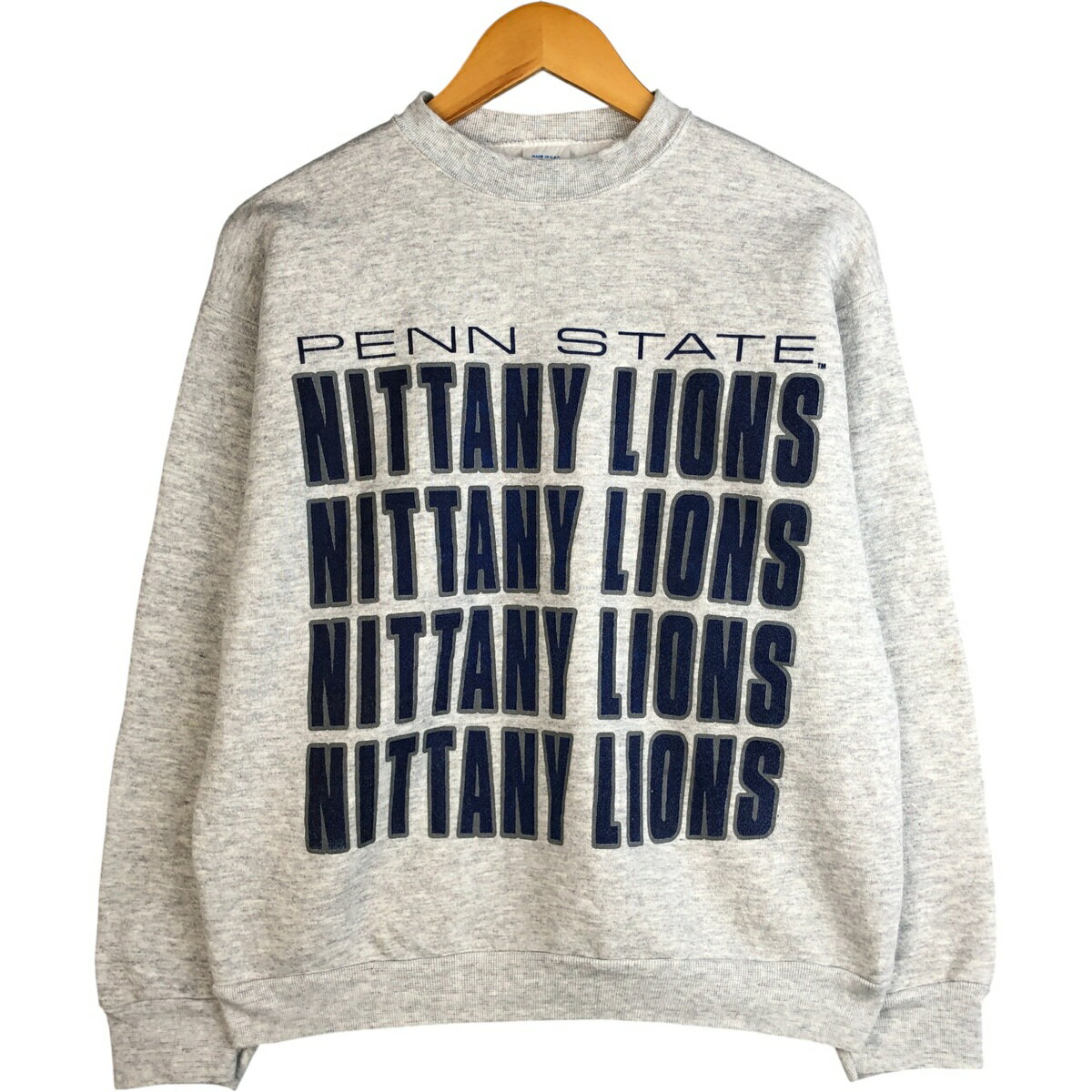 商品詳細 ブランド・JOSTENS・ 特徴・長袖・クルーネック(丸首)・ヴィンテージ・ モデル/形状・PENN STATE ペンシルベニア州立大学・カレッジスウェットシャツ トレーナー・ 素材・コットン:63%・ポリエステル:36%・OTH...