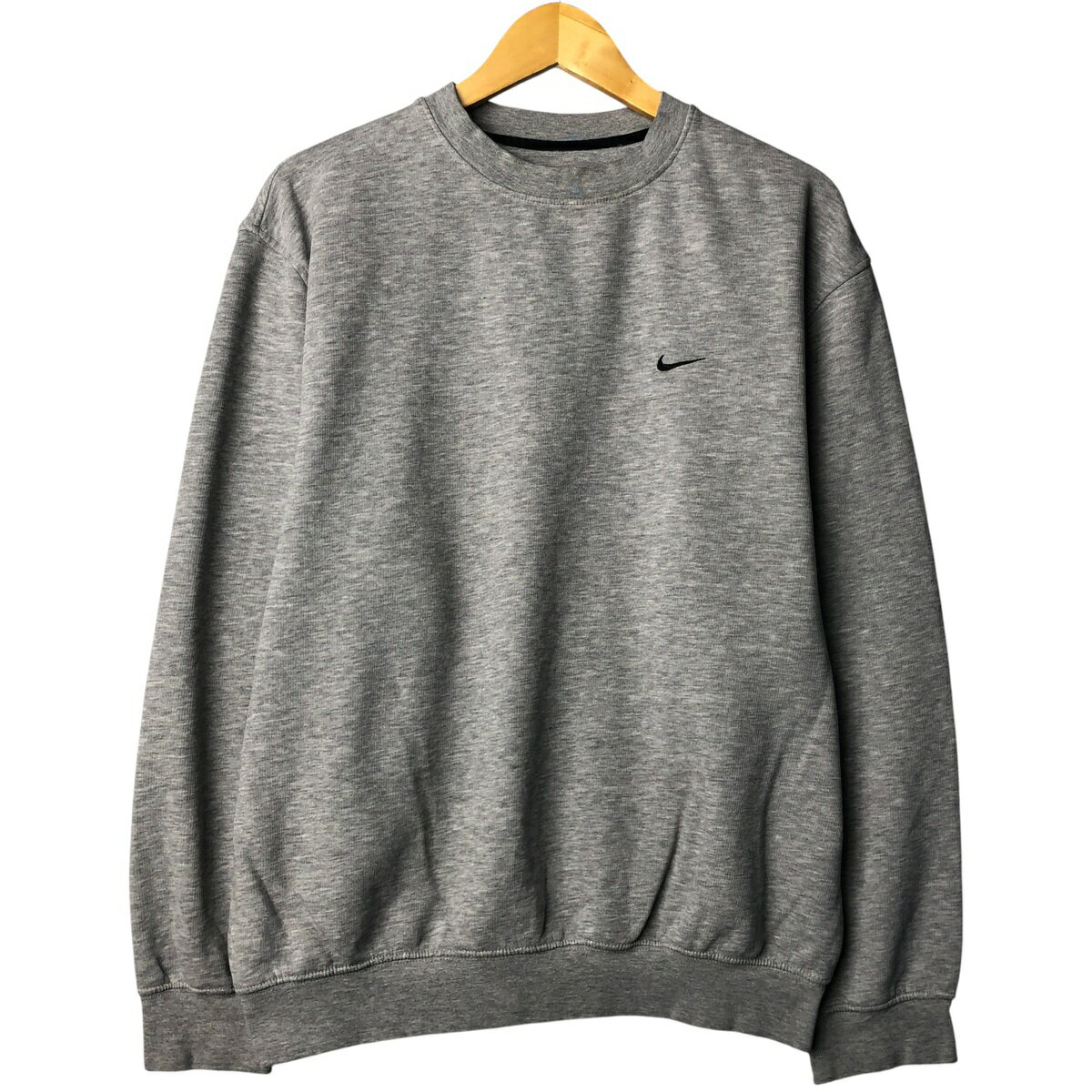 商品詳細 ブランド・NIKE・ナイキ・ 特徴・クルーネック(丸首)・長袖・ モデル/形状・ワンポイントロゴスウェットシャツ トレーナー・ 素材・コットン:73%・ポリエステル:27%・ 色・グレー系 灰色・ 柄・無地・ワンポイント・ 生産国...