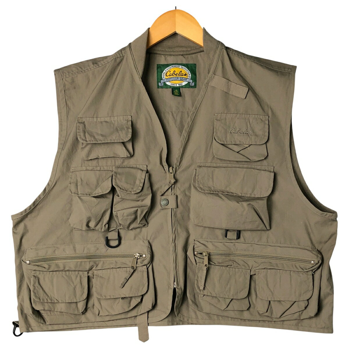商品詳細 ブランド・Cabelas・カベラス・ 特徴・薄手・短丈 ショート丈・ヴィンテージ・フルジップ・多ポケット・ モデル/形状・フィッシングベスト・ 素材・ポリエステル:65%・コットン:35%・ 色・カーキ系 セージグリーン・ 柄・無...