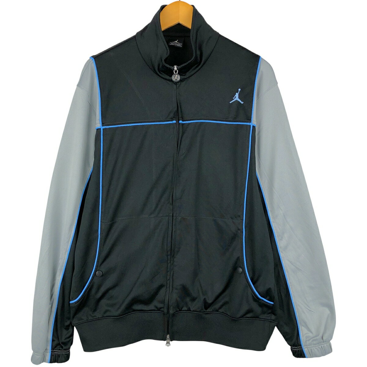 商品詳細 ブランド・NIKE・ナイキ・ 特徴・薄手・フルジップ・長袖・ モデル/形状・JUMPMAN ジャンプマン・ジャージ トラックジャケット・ 素材・ポリエステル:100%・ 色・ブラック系 黒色・ 柄・ロゴ刺繍・ライン入り・ 生産国・...