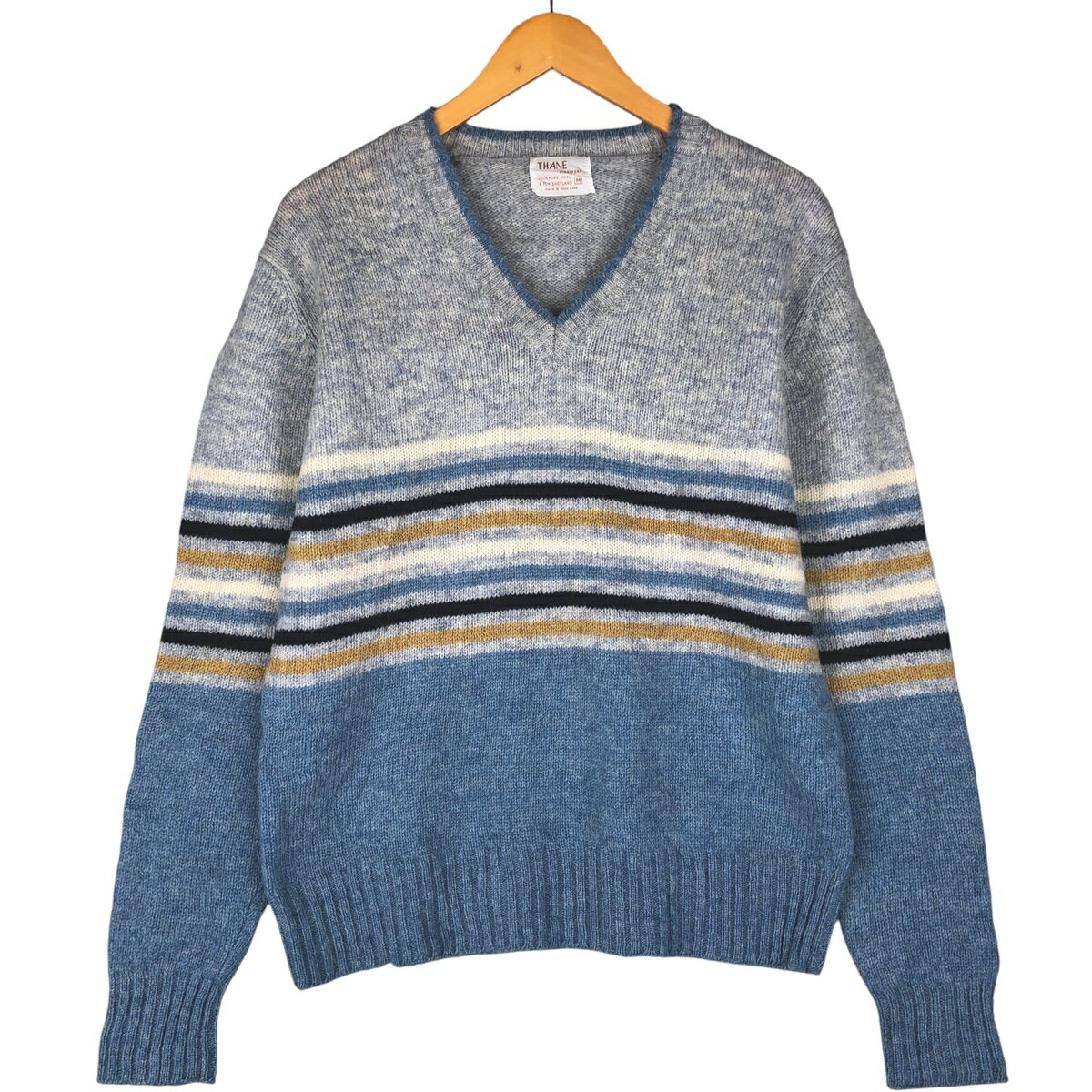 商品詳細 ブランド・THANE・ 特徴・Vネック・長袖・ヴィンテージ・ モデル/形状・Vネック ウールニットセーター・ 素材・ウール:100%・ 色・ブルー系 水色・ブルー系 青色・ベージュ系・ 柄・ライン入り・ 生産国・香港製・ 年代・8...