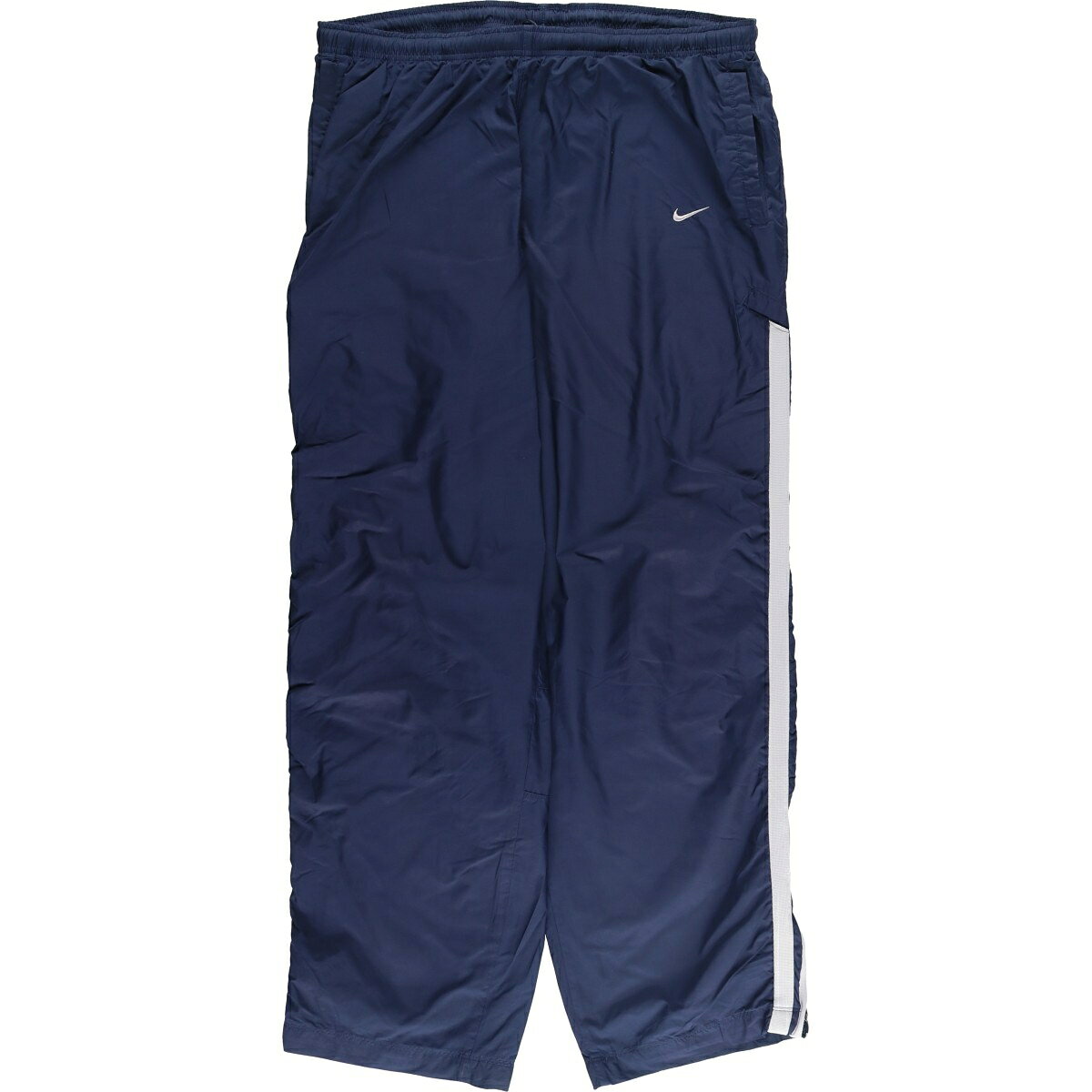 商品詳細 ブランド・NIKE・ナイキ・ 特徴・ウエスト調節ひも・裾ジップ・ワイドパンツ・メッシュライナー・ モデル/形状・ウォームアップパンツ・ナイロンパンツ シャカシャカパンツ・ 素材・ポリエステル:100%・ 色・ネイビー系 紺色・ 柄...