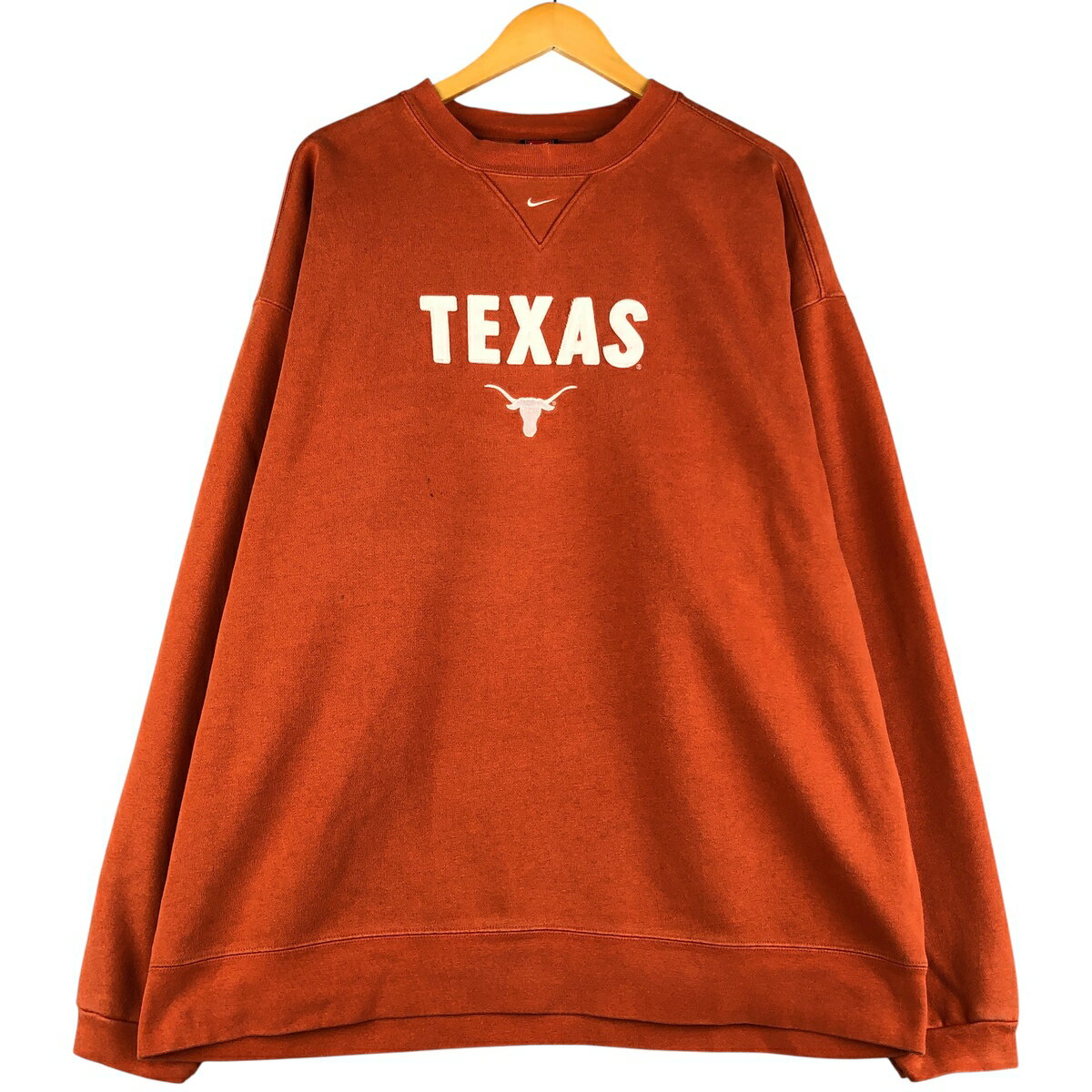 商品詳細 ブランド・NIKE・ナイキ・ 特徴・クルーネック(丸首)・長袖・前Vガゼット・ モデル/形状・カレッジスウェットシャツ トレーナー・ 素材・コットン:65%・ポリエステル:35%・ 色・オレンジ系・ 柄・ロゴ刺繍・パッチ・ 生産国...
