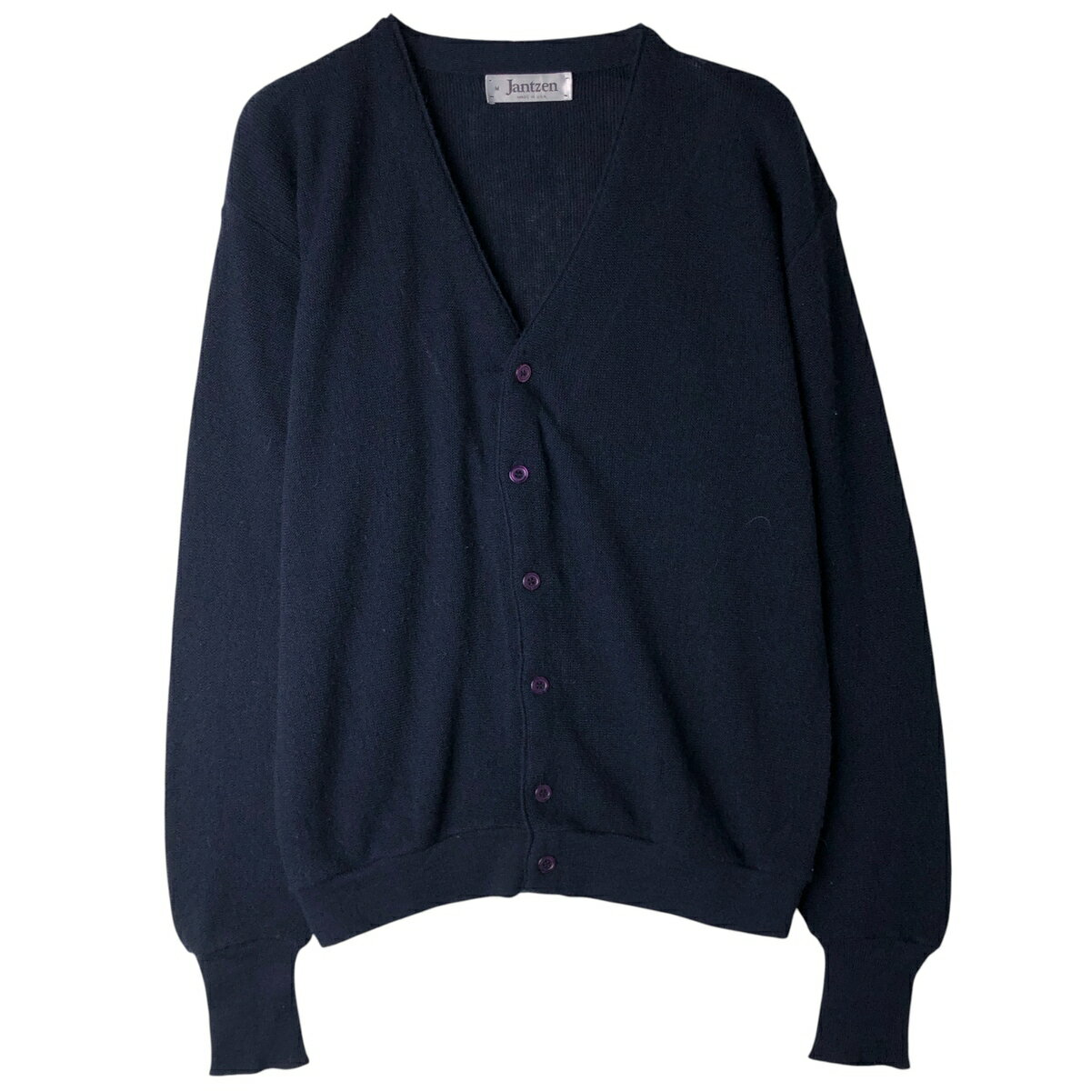 商品詳細 ブランド・Jantzen・ジャンセン・ 特徴・長袖・ヴィンテージ・ モデル/形状・アクリルニットカーディガン・ 素材・アクリル:100%・ 色・ネイビー系 紺色・ 柄・無地・ 生産国・USA製・ 年代・80年代・ サイズ・メンズM...
