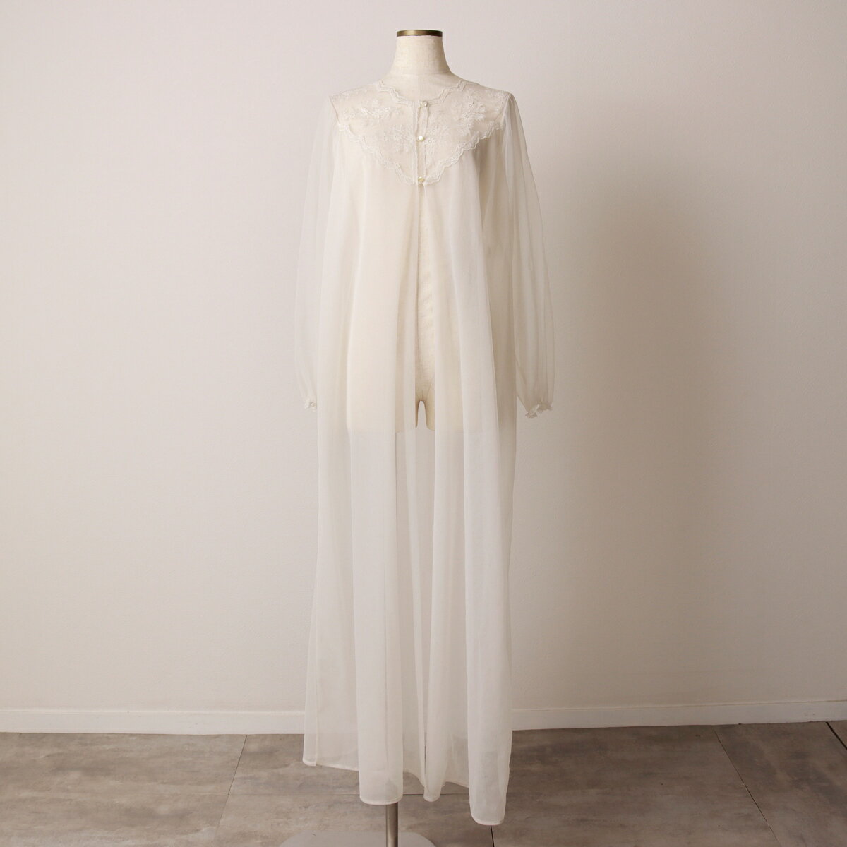 商品詳細 ブランド・Fantasy Nightwear・ 特徴・薄手・シースルー・長袖・マキシ丈・ モデル/形状・ランジェリーガウン・ 素材・ナイロン:100%・ 色・ホワイト系 白色・ 柄・無地・ 生産国・USA製・ 年代 サイズ・表記サ...