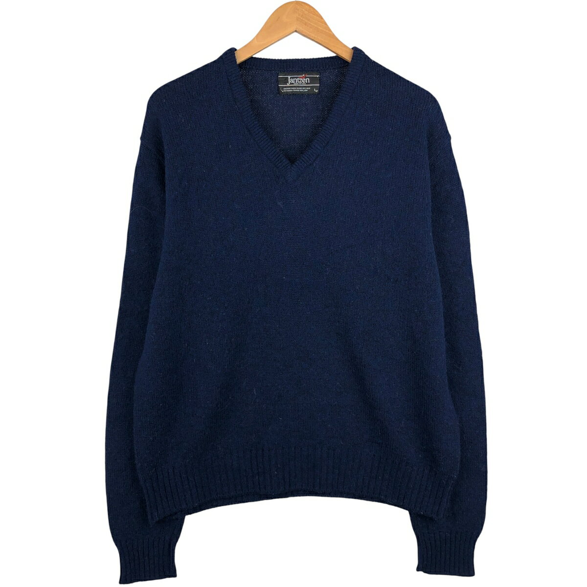 商品詳細 ブランド・Jantzen・ジャンセン・ 特徴・Vネック・長袖・ヴィンテージ・ モデル/形状・Vネック ニットセーター・ 素材・不明・ 色・ネイビー系 紺色・ 柄・無地・ 生産国・USA製・ 年代・80年代・ サイズ・メンズL・表記...