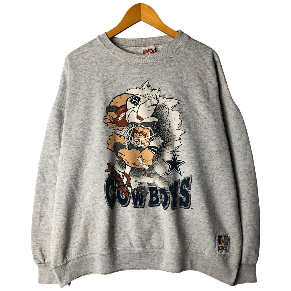 商品詳細 ブランド・NUTMEG・ナツメグ・ 特徴・クルーネック(丸首)・長袖・ヴィンテージ・ モデル/形状・NFL DALLAS COWBOYS ダラスカウボーイズ・プリントスウェットシャツ トレーナー・ 素材・不明・ 色・グレー系 灰色...