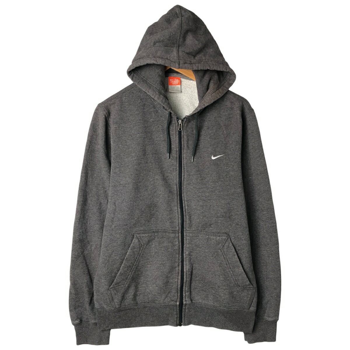 商品詳細 ブランド・NIKE・ナイキ・ 特徴・フルジップ・長袖・ モデル/形状・the athletic dept.・スウェットフルジップパーカー・ 素材・コットン:80%・ポリエステル:20%・ 色・チャコール・ 柄・無地・ロゴ刺繍・ 生...