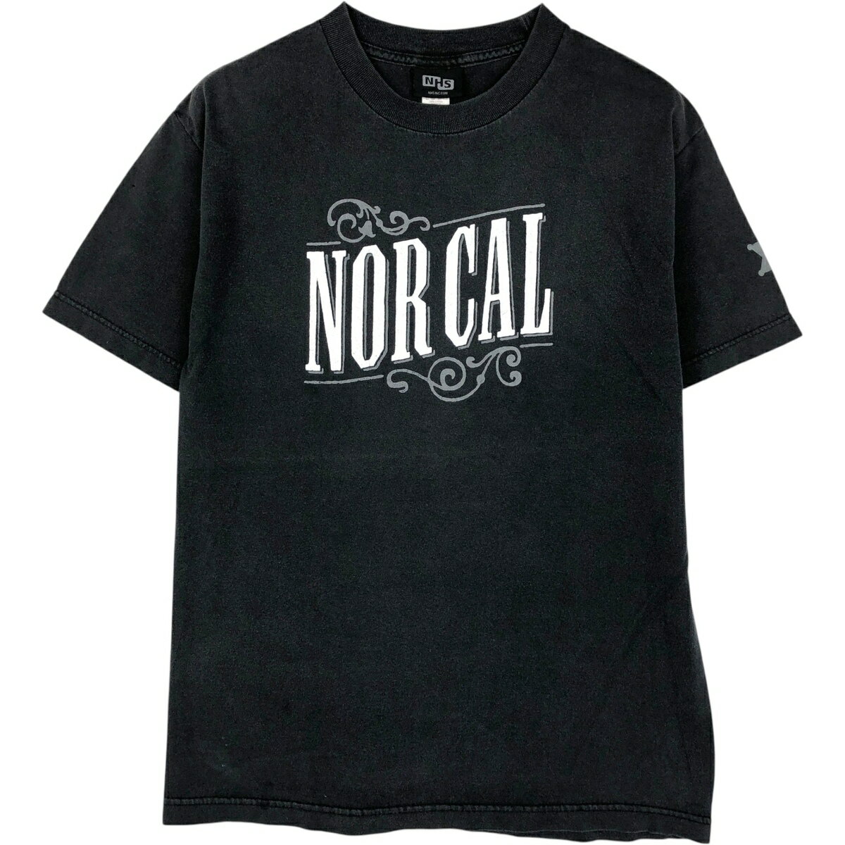 商品詳細 ブランド・NHS・ 特徴・半袖・クルーネック(丸首)・袖プリント・ モデル/形状・NOR CAL・サーフ スケートTシャツ・ 素材・コットン:100%・ 色・ブラック系 黒色・ 柄・プリント・ 生産国・メキシコ製・ 年代・00年代...