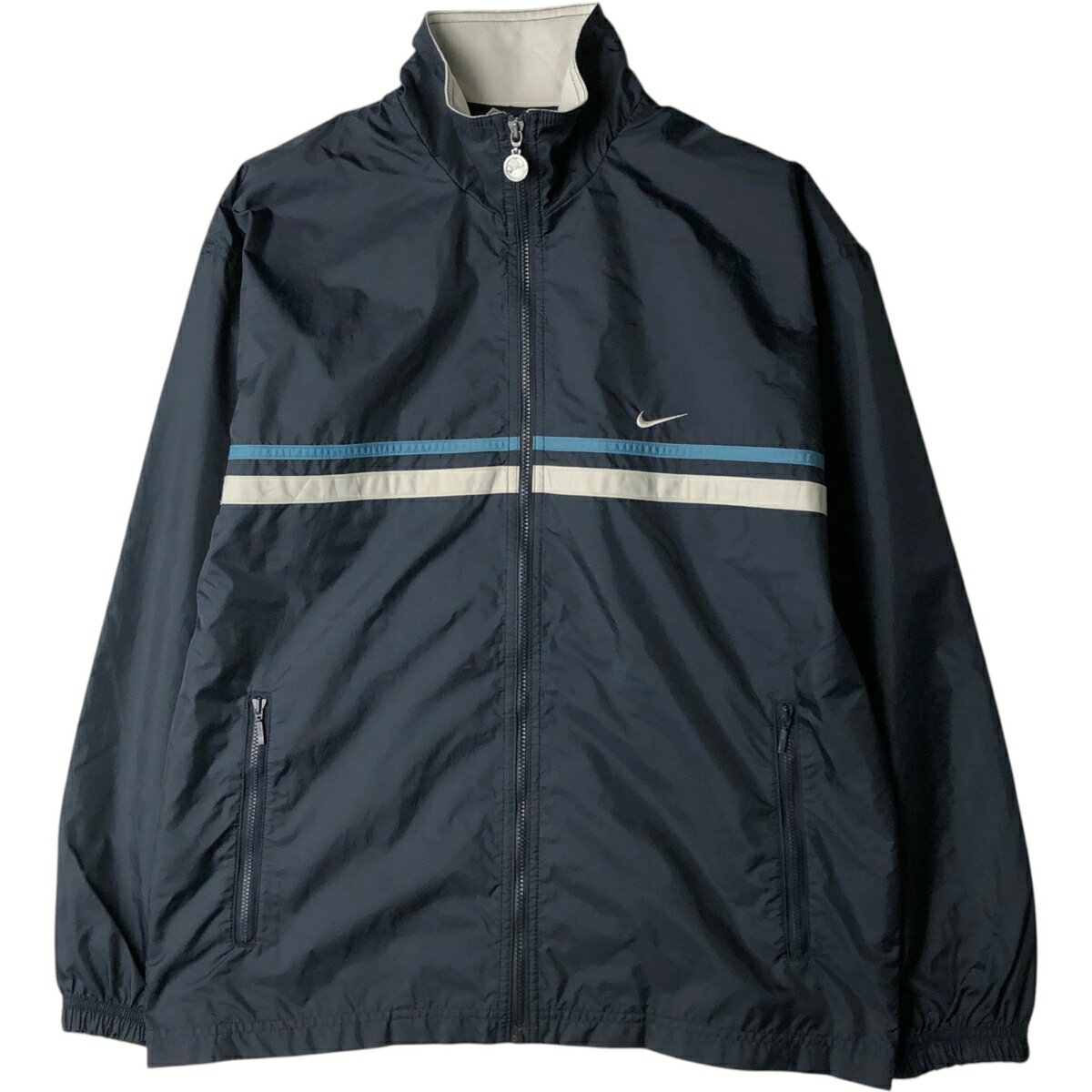 商品詳細 ブランド・NIKE・ナイキ・ 特徴・薄手・長袖・フルジップ・ モデル/形状・ナイロンジャケット・ 素材・ナイロン:100%・ 色・ネイビー系 紺色・ 柄・ロゴ刺繍・ライン入り・ 生産国・タイランド製・ 年代・00年代・ サイズ・メ...