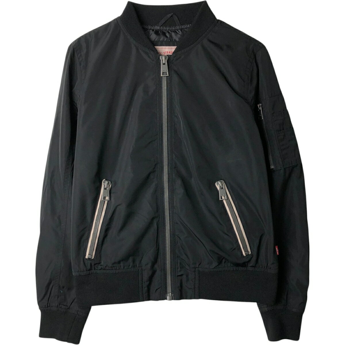 商品詳細 ブランド・Levi's・リーバイス・ 特徴・薄手・フルジップ・長袖・ブルゾン・ モデル/形状・ウインドブレーカー・ 素材・ポリエステル:100%・ 色・ブラック系 黒色・ 柄・無地・ロゴパッチ・ 生産国・不明・ 年代 サイズ・メン...
