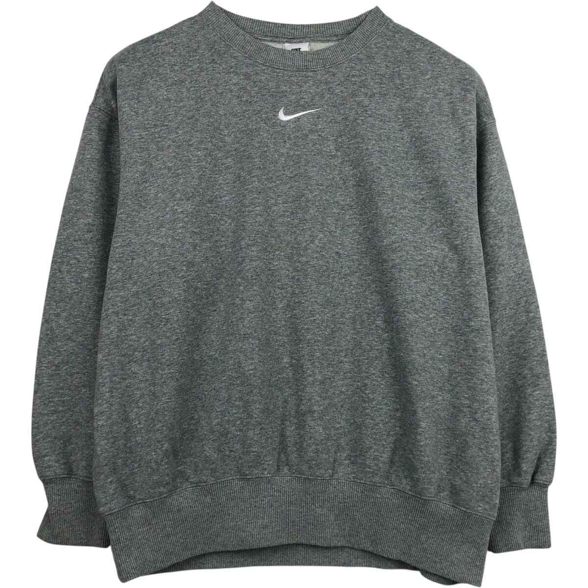商品詳細 ブランド・NIKE・ナイキ・ 特徴・クルーネック(丸首)・長袖・センターロゴ・ モデル/形状・ワンポイントロゴスウェットシャツ トレーナー・ 素材・コットン:80%・ポリエステル:20%・ 色・グレー系 灰色・ 柄・無地・ワンポイ...