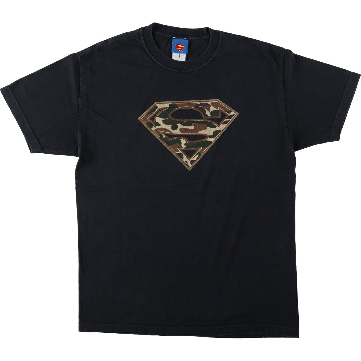 商品詳細 ブランド・UNKNOWN・ 特徴・クルーネック(丸首)・半袖・ モデル/形状・SUPERMAN スーパーマン・キャラクタープリントTシャツ・ 素材・コットン:100%・ 色・ブラック系 黒色・ 柄・プリント・迷彩柄・ 生産国・メキ...