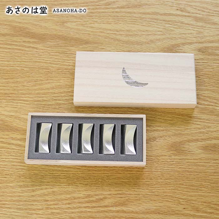 商品詳細 生産地 富山県高岡 素材 錫100% サイズ 高さ2×幅17.3×奥行8.1cm 重さ 約170g 使用上のご注意 ・全て手仕事で製造しているため、サイズ・容量・重さ・風合いには個体差があります。