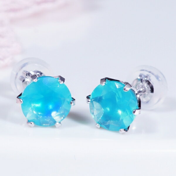 ●ブルーオパール（処理石）2石計約0.9カラット ●枠：18金ホワイトゴールド ●シリコン付キャッチ ●最大幅：約6.8×6.8mm ●重さ：約0.7g ※自然素材の為、色合い等趣が写真と多少異なる場合があります ●エチオピア産オパールを使...