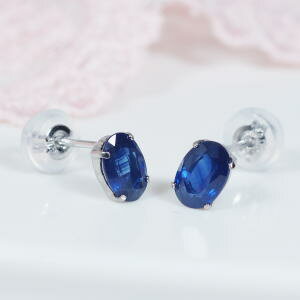 ●サファイア：2石計約1.0カラット ●18金ホワイトゴールド ●最大幅：約6×3.8mm ●重さ：約0.7g ●シリコン付きキャッチ