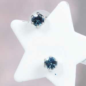 ●アレキサンドライト2石：計約0.2カラット ●プラチナ900 ●最大幅：約3.3mm ●重さ：約0.48g ●シリコン付きキャッチ ＊>※天然素材の為、アレキサンドライトの変色効果が写真と多少異なります。 ] ●世界の5大宝石アレキサンド...