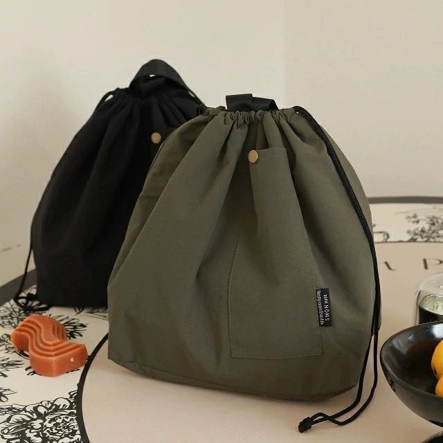 5商品情報素材/材質撥水加工ナイロン裏：保温保冷EVAサイズ/寸法高さ：20+28 cm幅：上部：35 cm/ 下部：25 cm横：15 cm重さ：約100g詳しいサイズ画像へ確認程お願い致します。商品説明高品質の防水素材:外側は防水ナイロ...