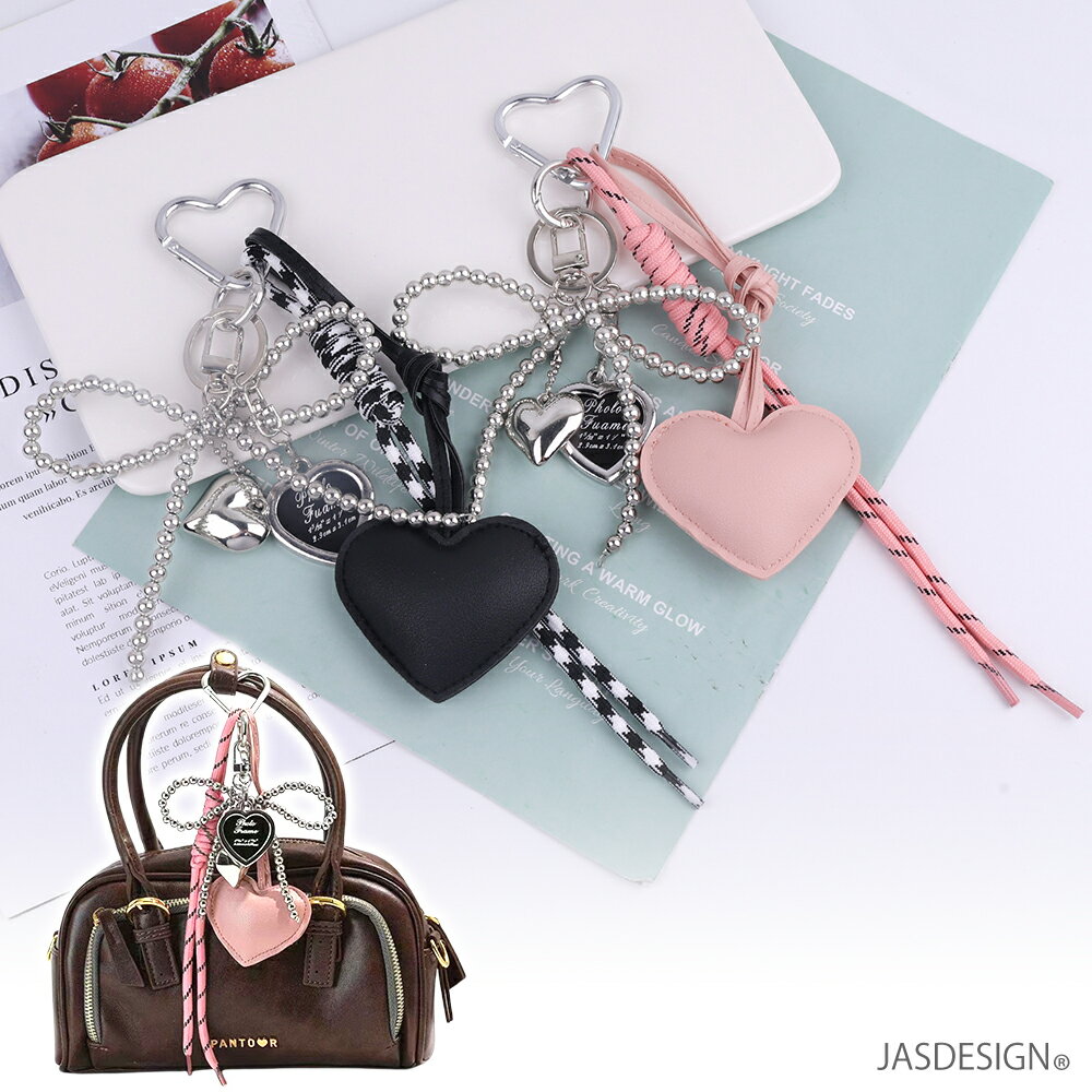 【遊び心たっぷり】 パラコードで編まれた丈夫なアクセントにハートとリボンのチャームが遊び心たっぷり♪ 大人可愛いバッグチャームです。 【取り外しやすい】 ハート型のカラビナは可愛さをプラスしつつ取り外しも楽ちん。 お好きなチャームをプラスし...