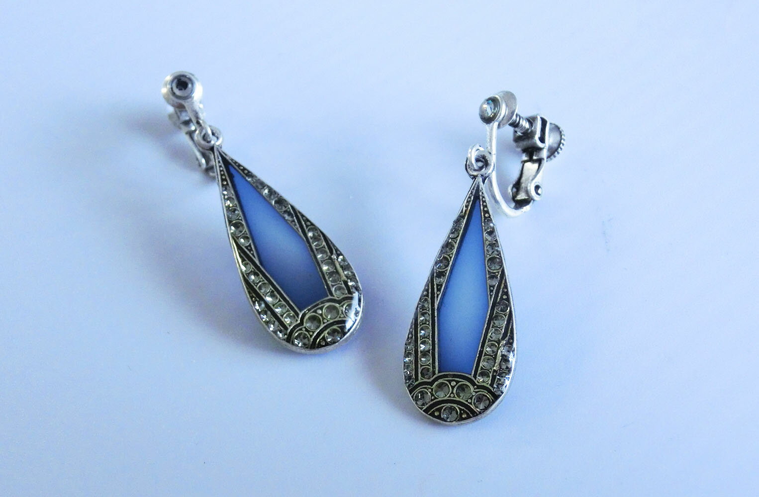 フランス製 リラパープル ステンドグラス風ドロップ型イヤリング・ピアス 【材　質】真鍮（シルバーコーティング）　一部：樹脂 【商品サイズ】モチーフ部分：縦29mm×横11mm 【留め具含めたサイズ】イヤリング：縦37mm×横11mm　重さ5...